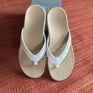 Vionic | Shoes | Bionic Cassandra White Patent Sandals New In Box ...